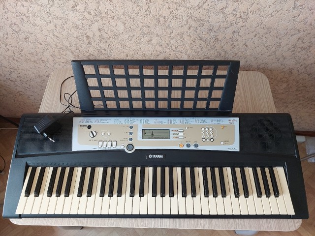 Синтезатор Ямаха PSR -R 200